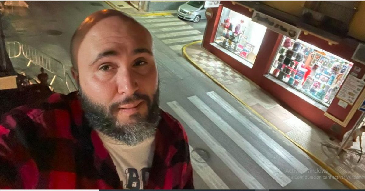 Kiko Rivera reconoce que vuelve a fumar: ‘cigarrito en el balcón’