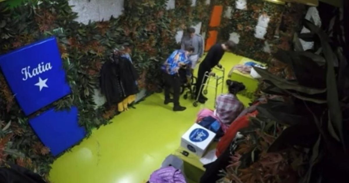 Grande Fratello Vip, Manuel si alza di nuovo in piedi e 'cammina' con ...