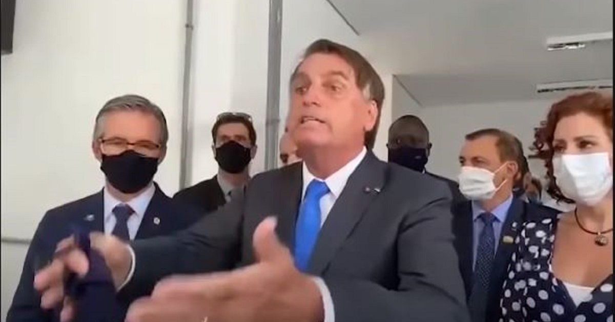 Irritado, Bolsonaro tira máscara, manda repórter calar a boca e ataca ...