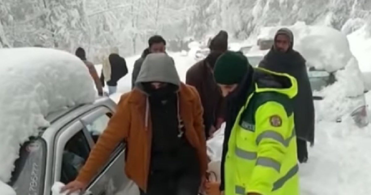 Pakistan snow: at least 21 die after 1,000 vehicles get struck in the snow