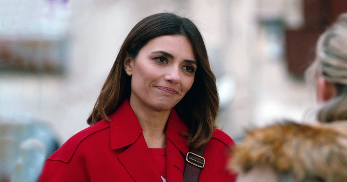 Mina Settembre omaggia Un posto al sole: la soap citata in un dialogo ...