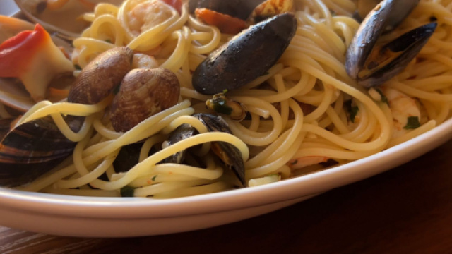 Spaghetti con sugo alla pescatora, un primo piatto della tradizione ...