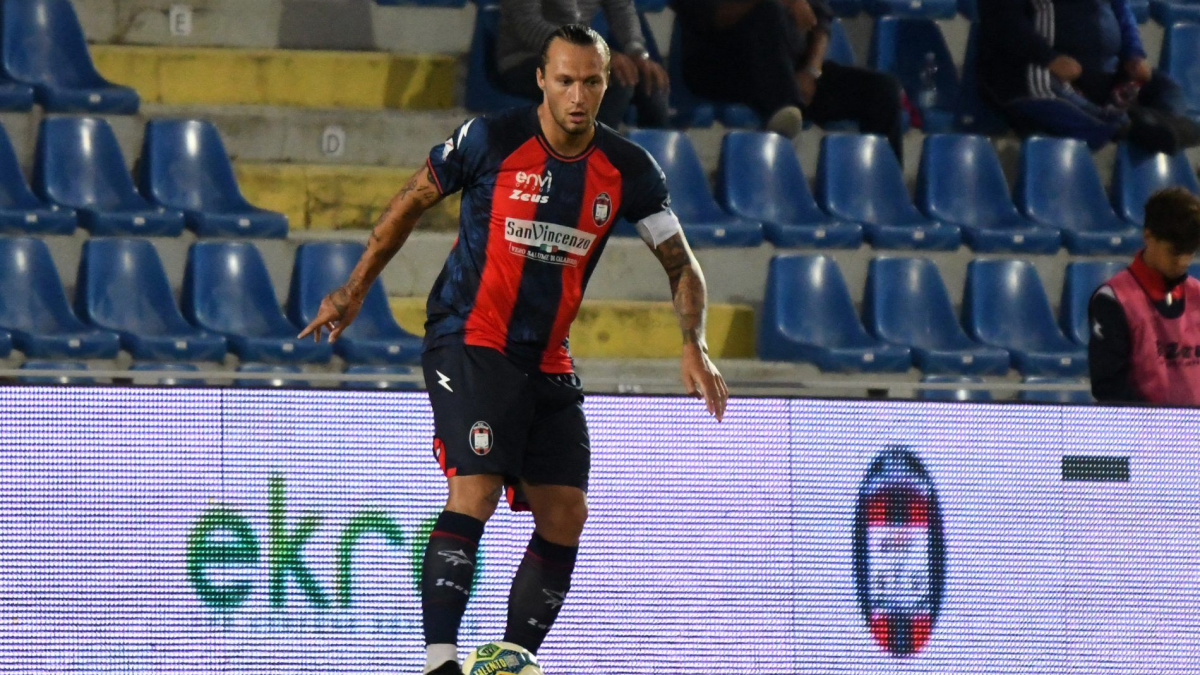 Crotone-Latina 1-0: la decide Mogos, squali nuovamente secondi in ...