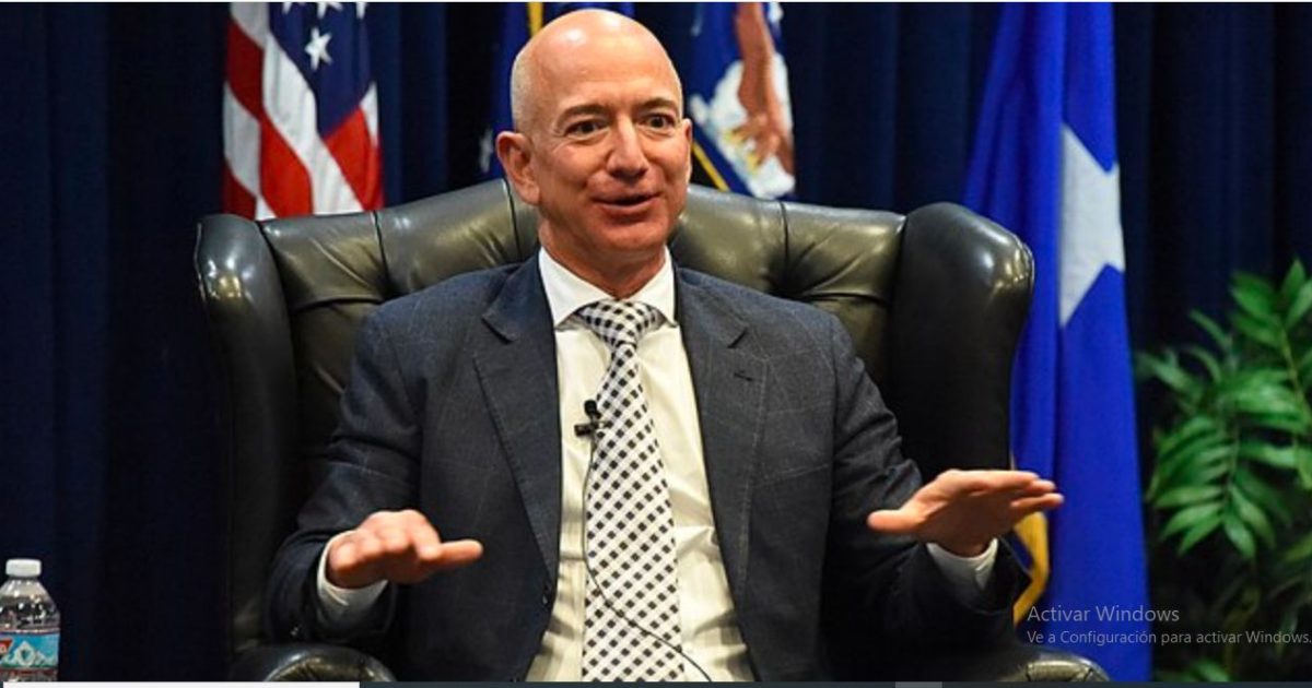 Una trabajadora del hogar denuncia a Jeff Bezos por discriminación racial