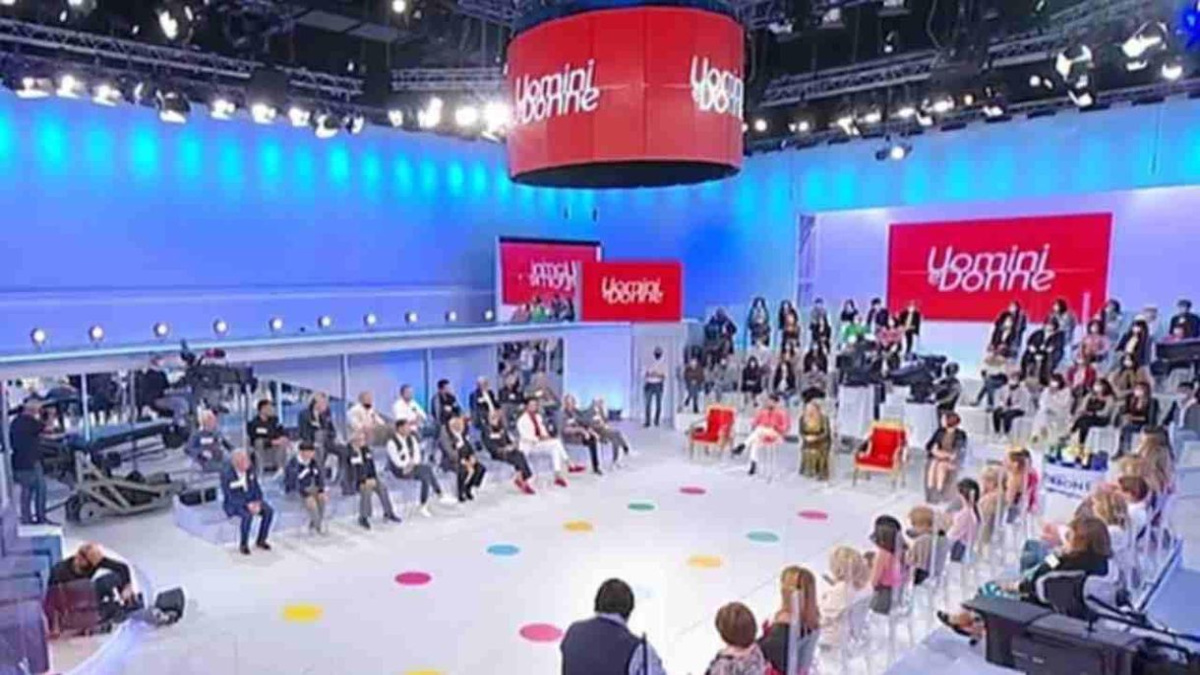 Uomini e donne, lutto nel programma: è morto un cameraman, Ida e Gianni ...