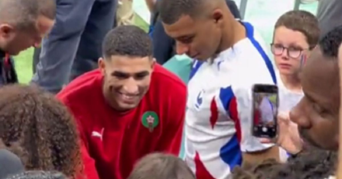 Kylian Mbappé présente Achraf Hakimi à ses parents dans les tribunes (vidéo)