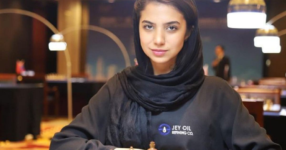 Sara Khadem, la ajedrecista que retó al régimen iraní por jugar sin velo, se muda a España