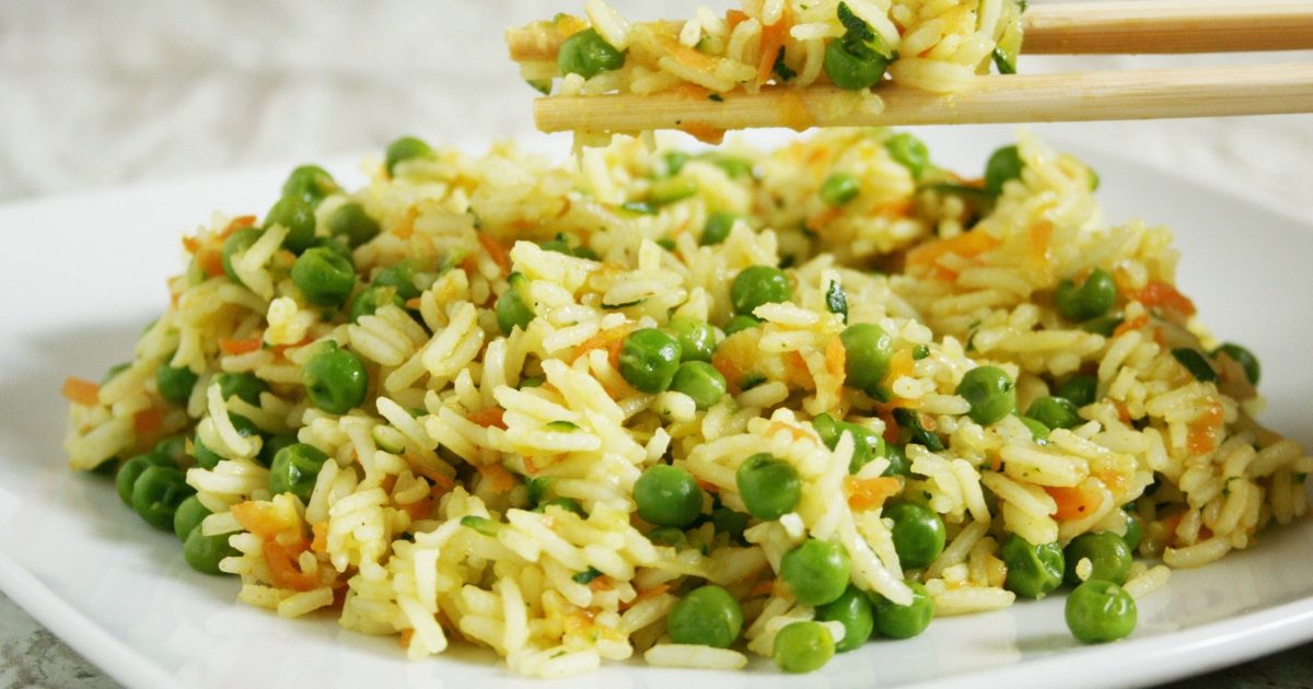 Tre piatti di riso orientale: con verdure e tofu, rape e funghi e con ...