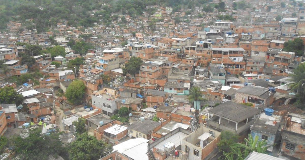 PM e Polícia Civil fazem operação no Complexo do Alemão