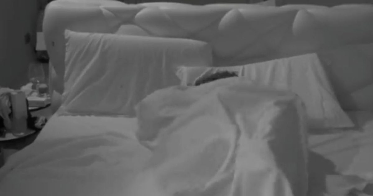 GF Vip, Oriana e Daniele in intimità sotto le coperte, i fan: 'Lei vuole la clip' (Video)