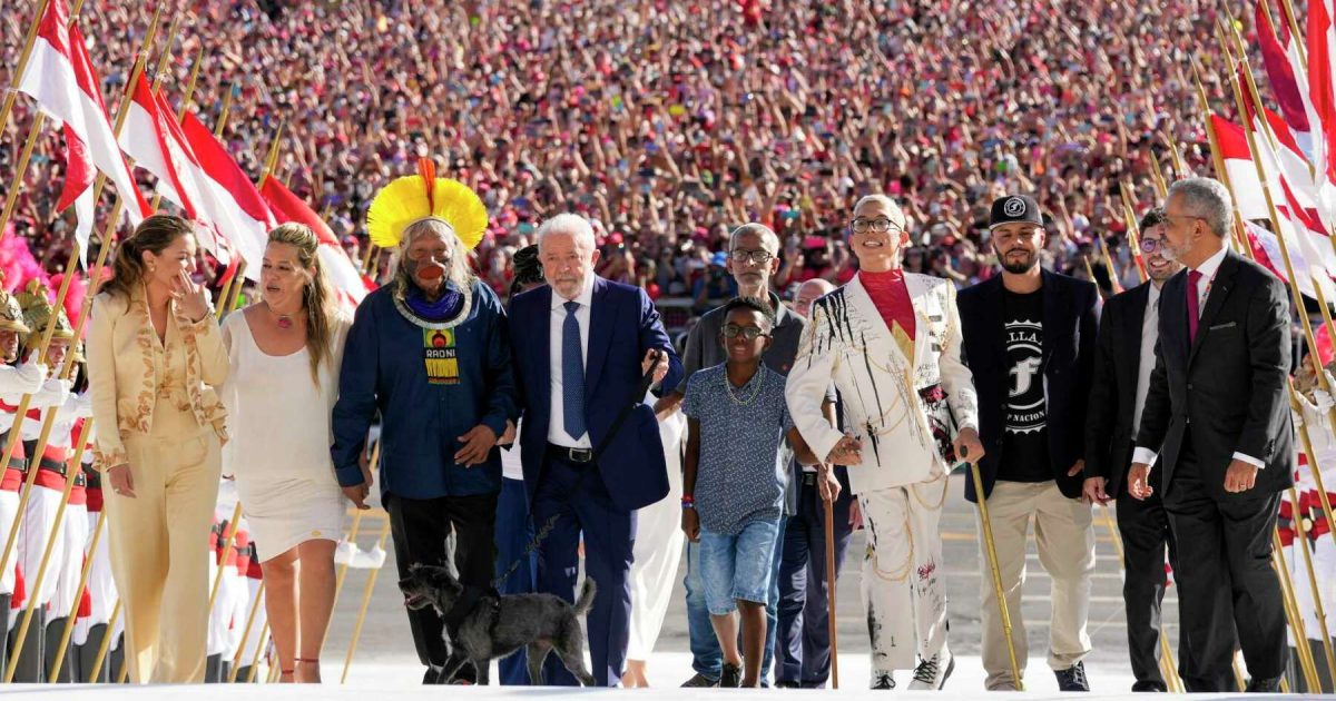 Quem são os 8 brasileiros que entregaram a faixa presidencial para Lula Quem são os 8 brasileiros que entregaram a faixa presidencial para Lula