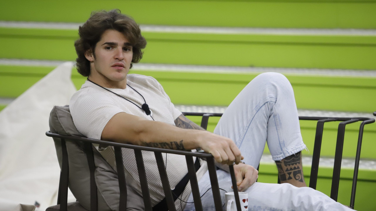 GF, Paolo e Garibaldi utilizzano lo stesso spazzolino da denti, Letizia ...