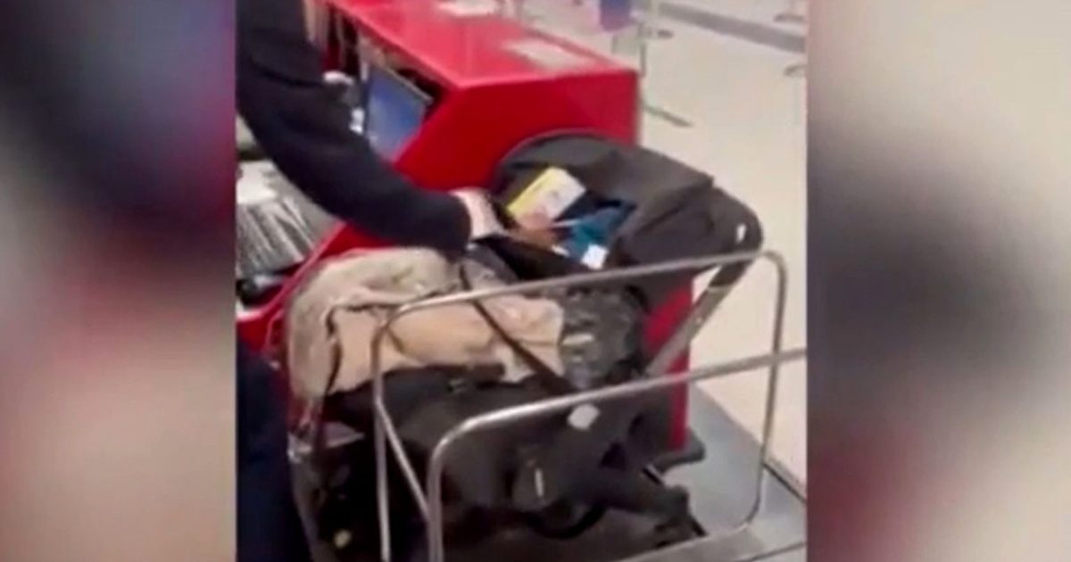 Unos padres abandonan a su bebé en un aeropuerto por no pagar su billete