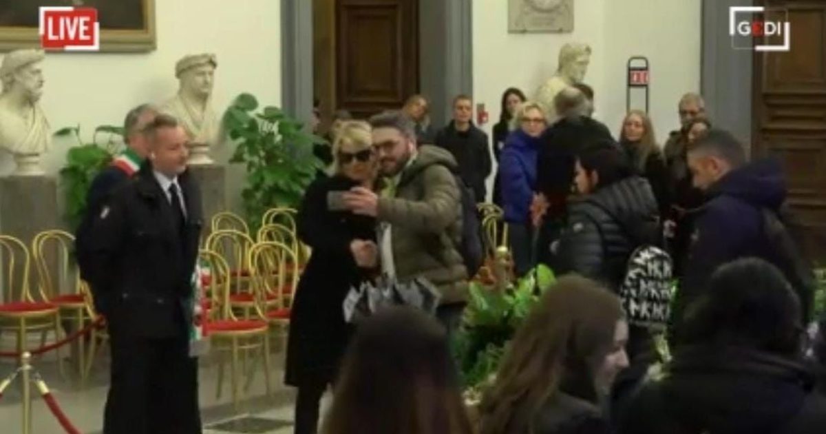 Maria De Filippi, le chiedono un selfie alla camera ardente di Costanzo ...