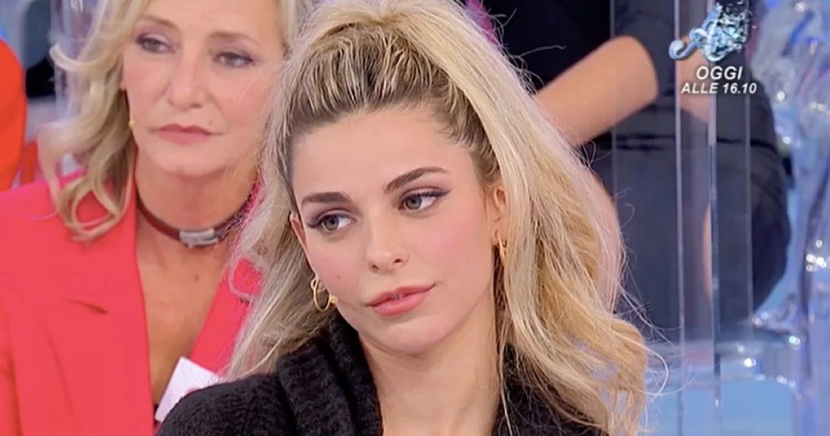 Uomini e donne, Carola abbandona prima della scelta, i fan: 'Fregatene ...