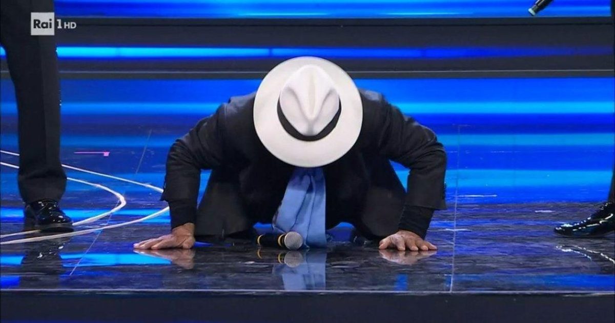 Sanremo 2023, Albano 'preoccupa' i fan sul palco: 'Che spavento con le ...