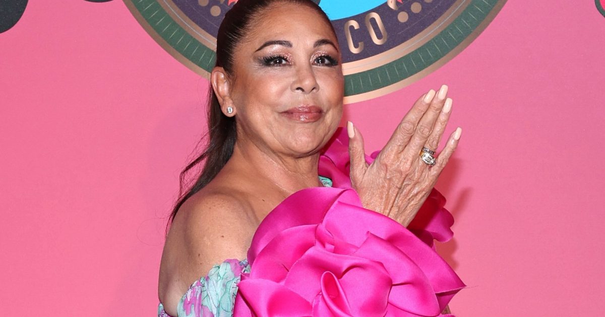 Isabel Pantoja disfruta del Baile de la Rosa y conoce a Carolina de ...