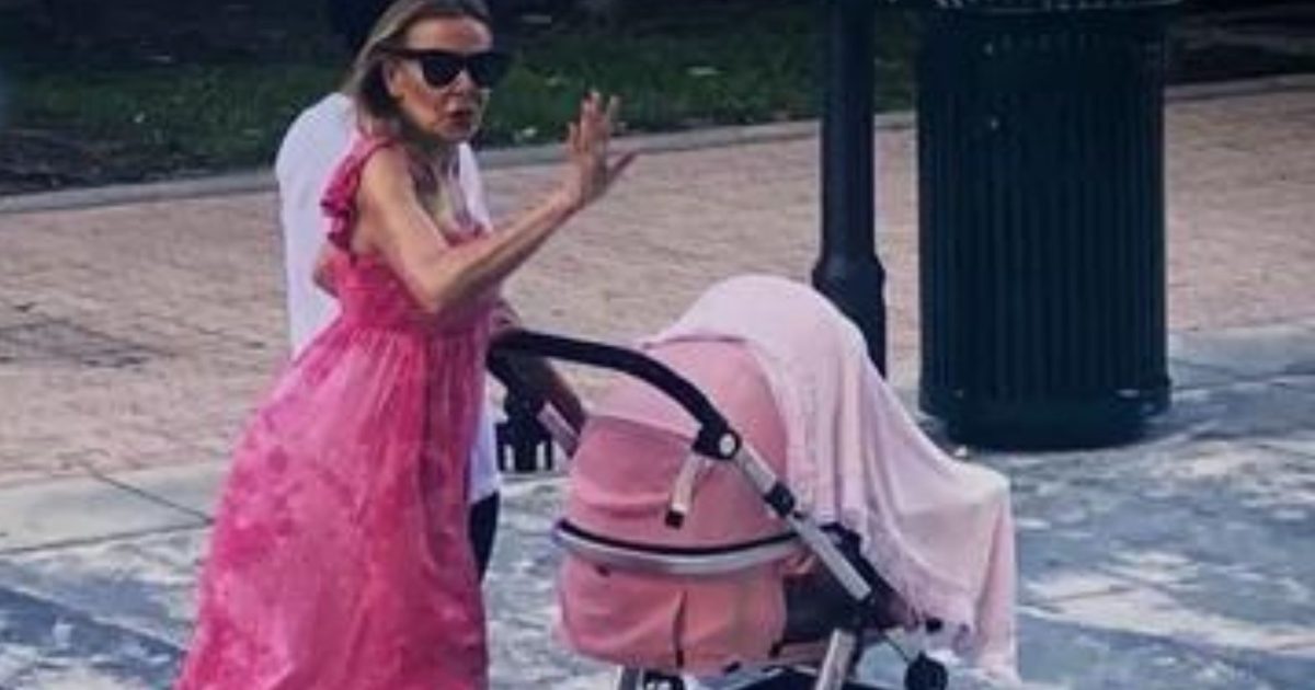 Ana Obregón pasea con su nieta por las calles de Miami