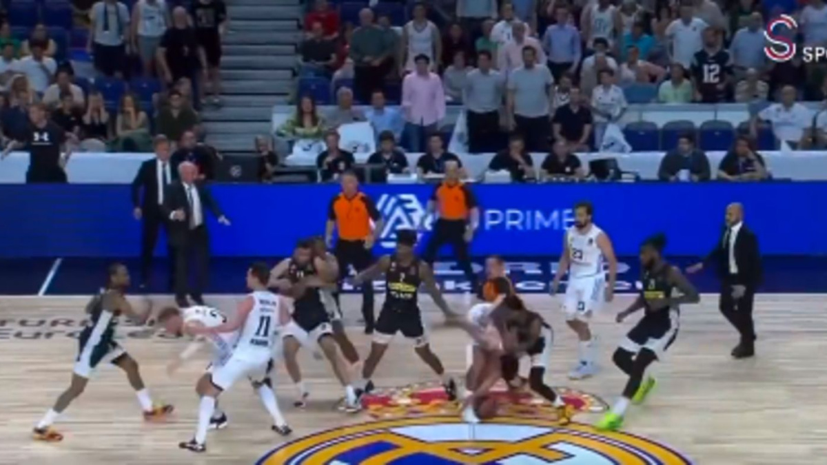 Una trifulca con empujones y golpes obliga a suspender el partido de ...