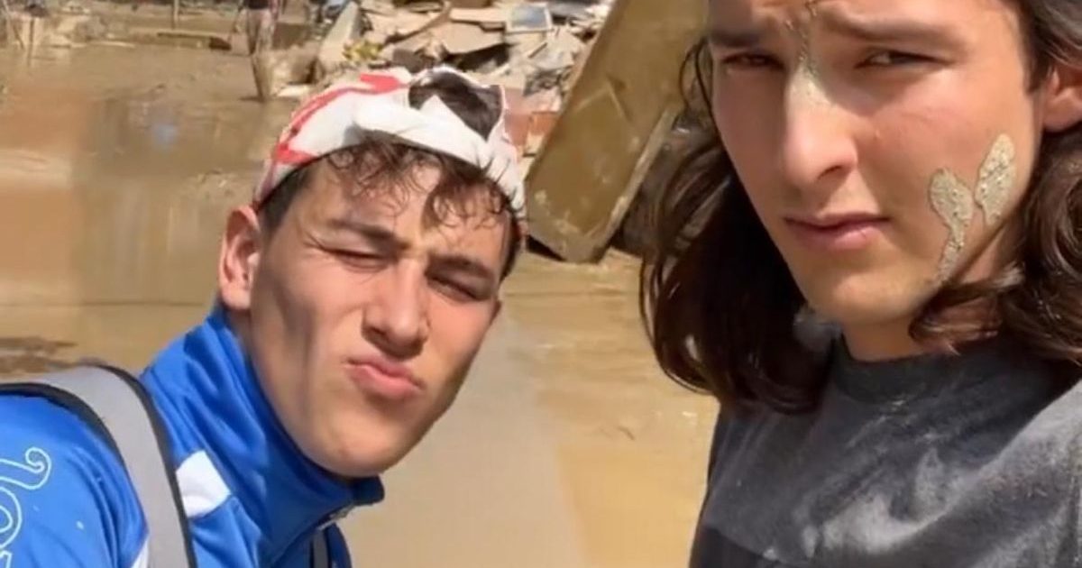 Amici 22, Cricca aiuta a spalare il fango in Emilia: la prof Cuccarini ...