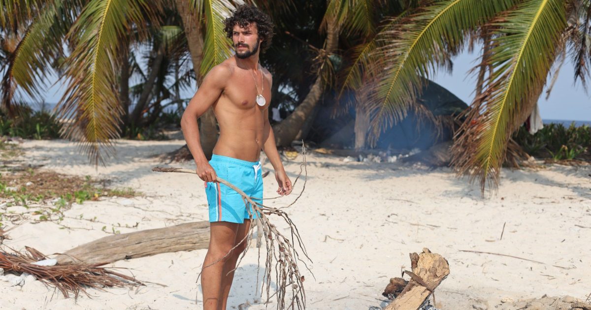 Isola dei Famosi, Gianmaria in lacrime dopo aver visto delle bistecche alla griglia (Clip)