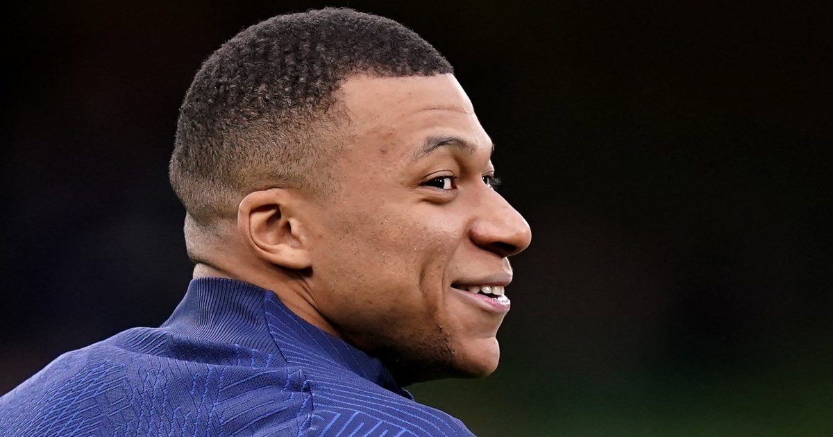 Tout sourire, Mbappé avec le maillot du PSG dans le Vaucluse créé l ...