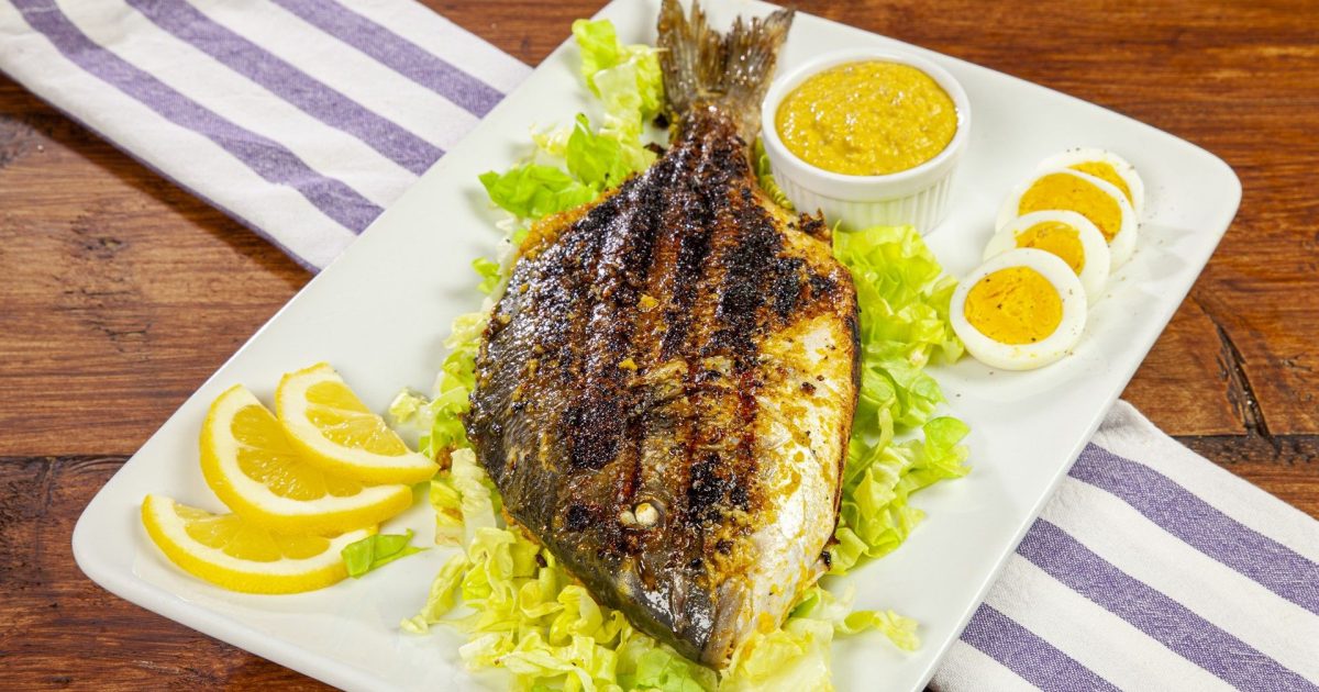 Pesce pappagallo alla mauriziana, una ricetta direttamente dai tropici