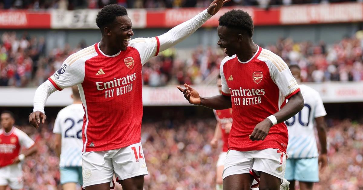 Com golaço de Saka, Arsenal vence na estreia da Premier League