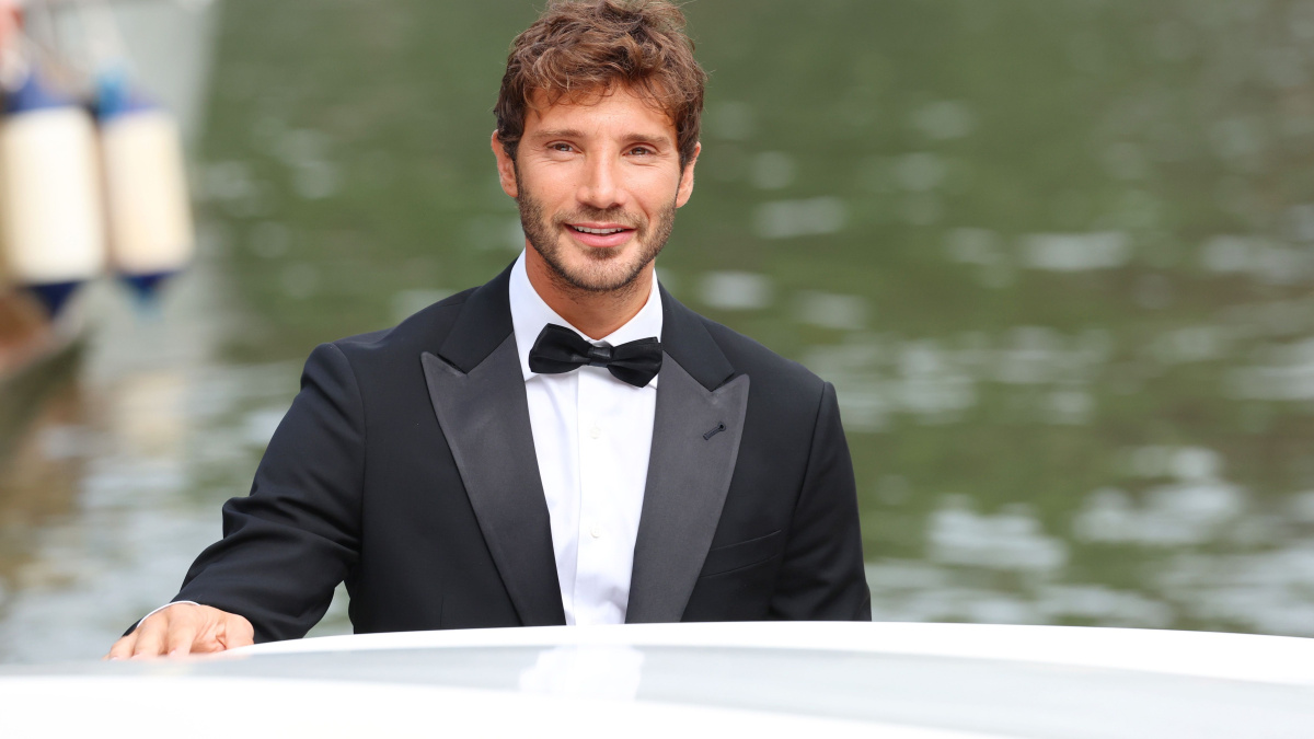 Stefano De Martino avvistato in scooter con la nuova compagna