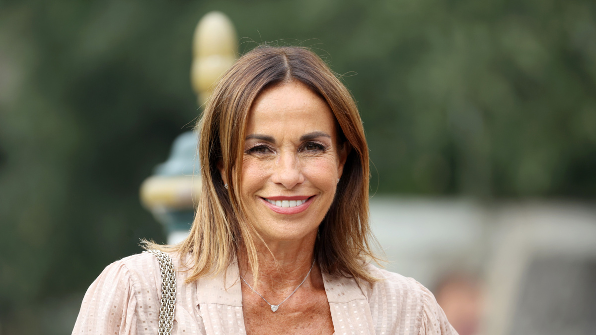 Tendenze moda e outfit autunno-inverno 2023/24: la gonna di jeans lunga di Cristina Parodi