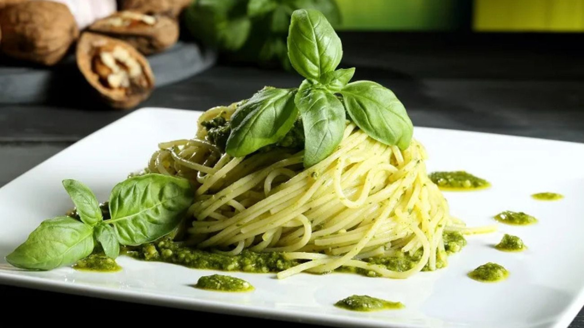Ricetta, spaghetti al pesto alla genovese: un primo piatto dal gusto ...