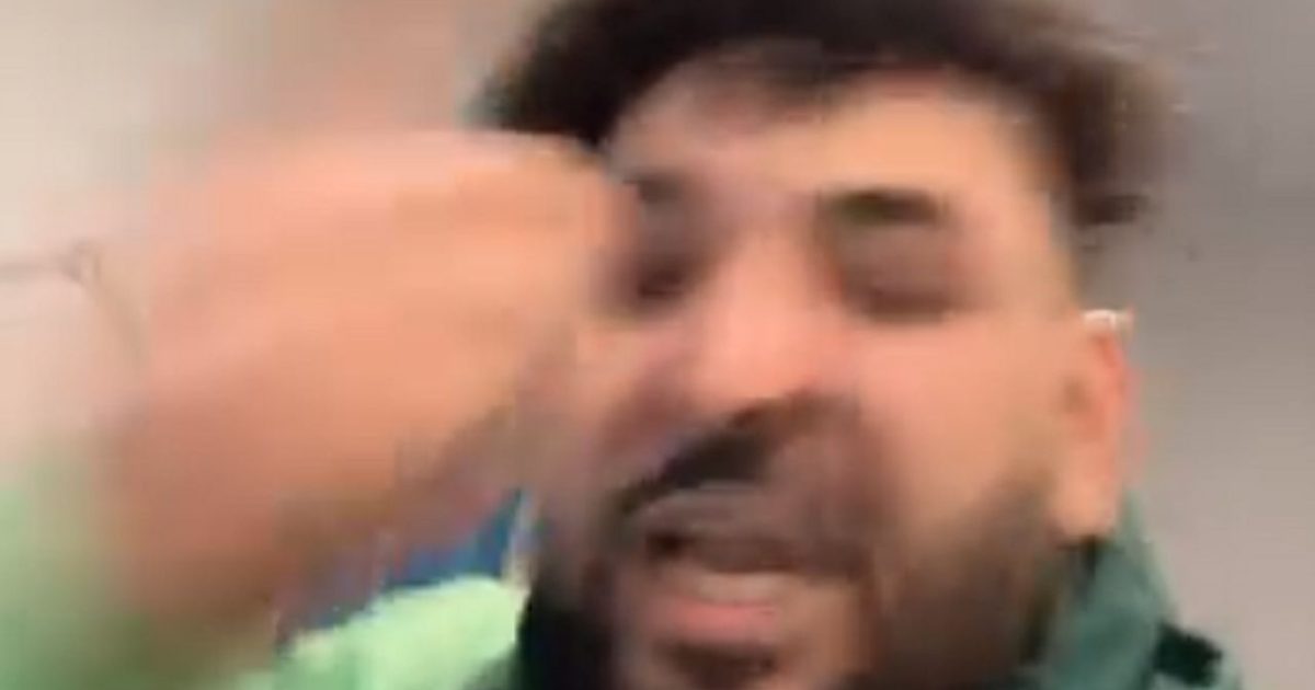 'Bande de voleurs', Mohamed Henni fou de rage lors du match Algérie ...