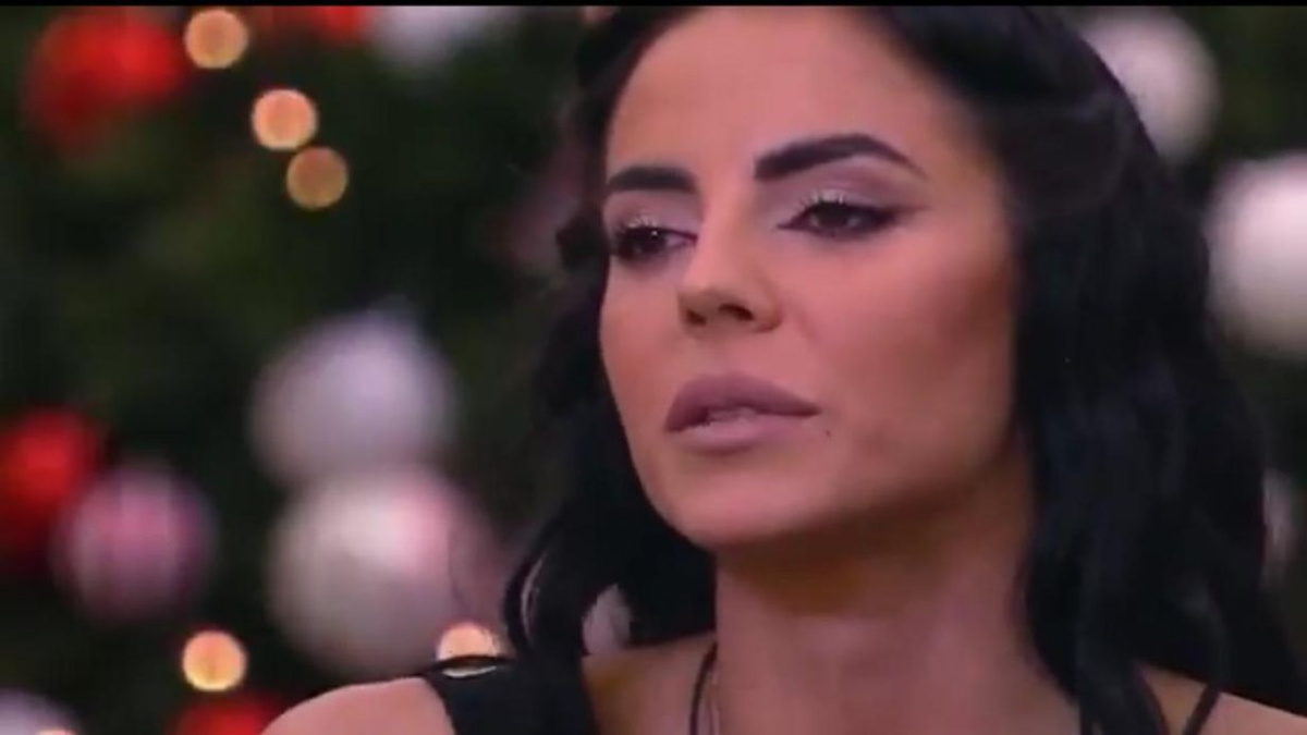 Grande Fratello, tensione nella notte: Shaila crolla e scoppia in lacrime, Lorenzo deluso