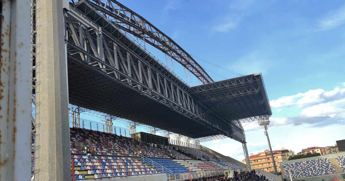 Crotone, iniziati i lavori di smontaggio della Tribuna Alta dello ...