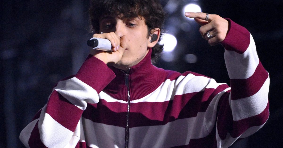 Sangiovanni, dopo Sanremo il cantante annulla l’uscita del disco e il concerto a Milano