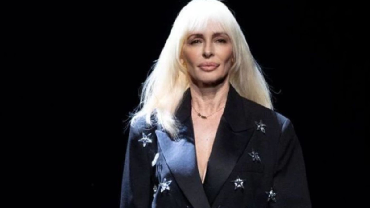 María Bas, la cantante de Nebulossa, debuta como modelo en Madrid (Vídeo)