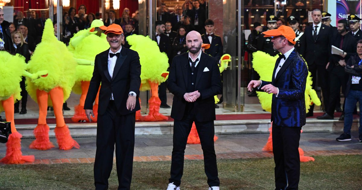 Sanremo, Travolta non firma la liberatoria per il ballo del qua qua ma ...
