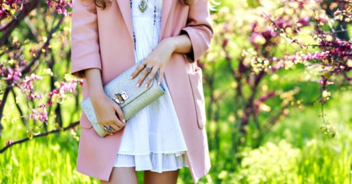 Moda primavera 2024: cinque idee di outfit femminili, dal mini dress al tailleur