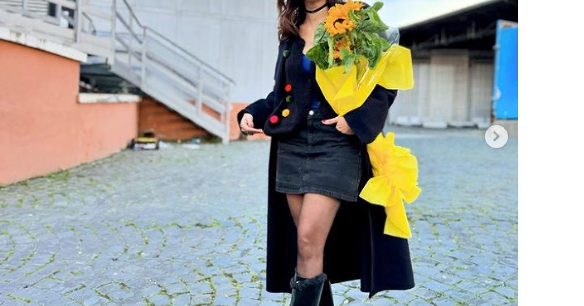 Moda e outfit per la primavera 2024: la minigonna di jeans e il blazer ...