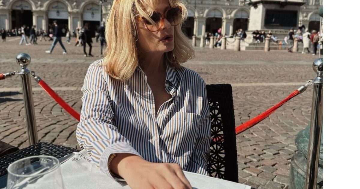 Moda e outfit per la primavera 2024: il blazer gessato e la camicia a righe