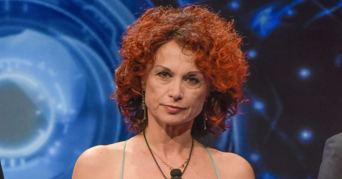 GF, Beatrice Luzzi accolta dai fan fuori dagli studi di Cinecittà (Video)