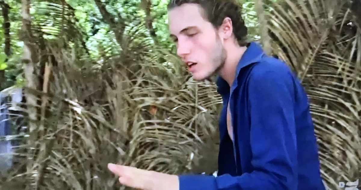 Isola dei Famosi, Pietro dopo un litigio getta i suoi vestiti in mare ...