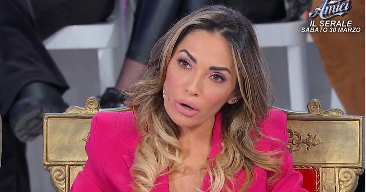 U&D, fan annoiati dal trono di Ida: 'Un incubo, per lei conta rimanere ...