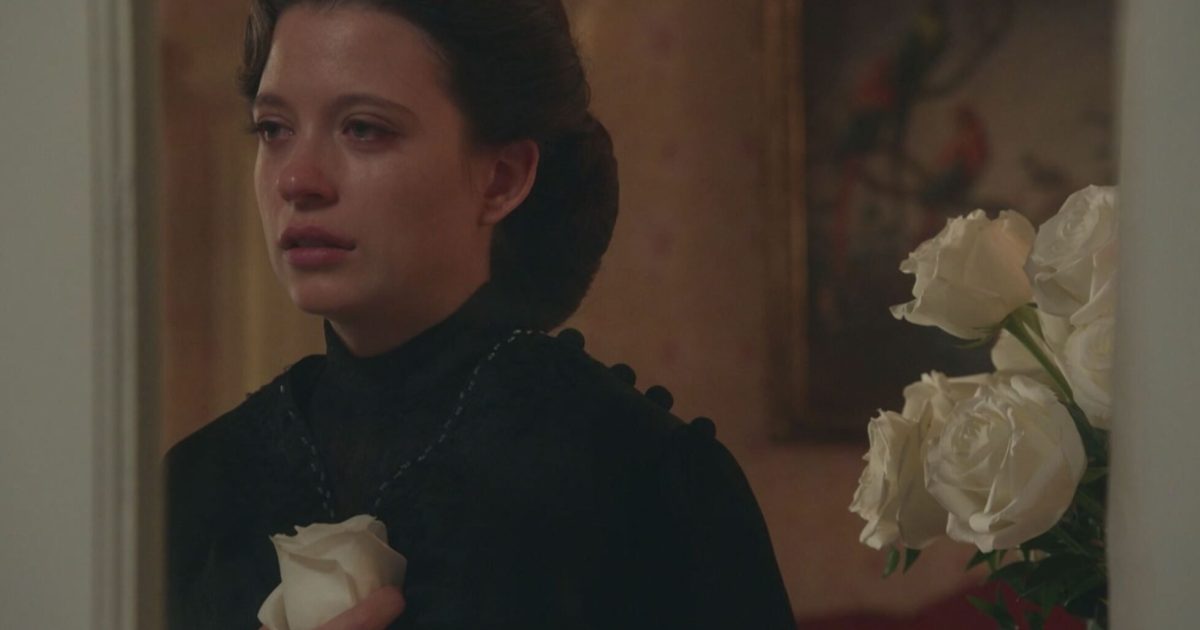 La Promessa, episodi al 18 agosto: Curro scopre che Martina affoga i dispiaceri nell'alcol