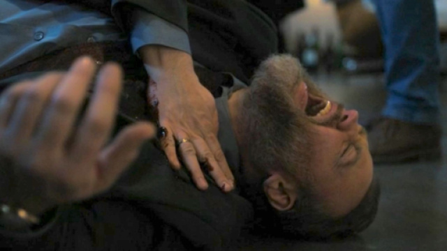 Kostas, anticipazioni quinto episodio: il commissario colpito alla spalla da un proiettile