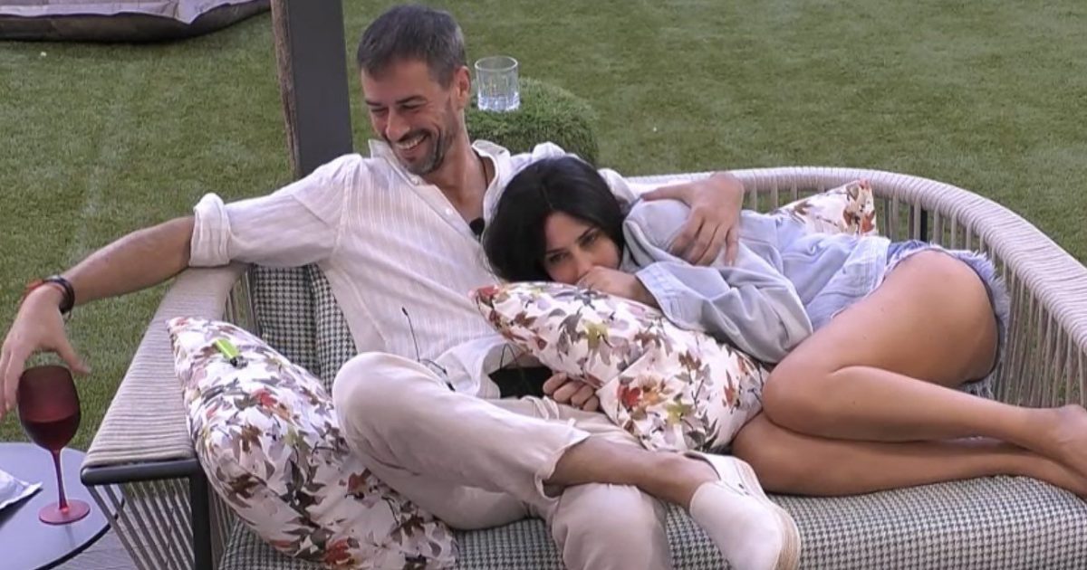 Grande Fratello, Iago e Amanda molto vicini: coccole e abbracci all'interno della casa