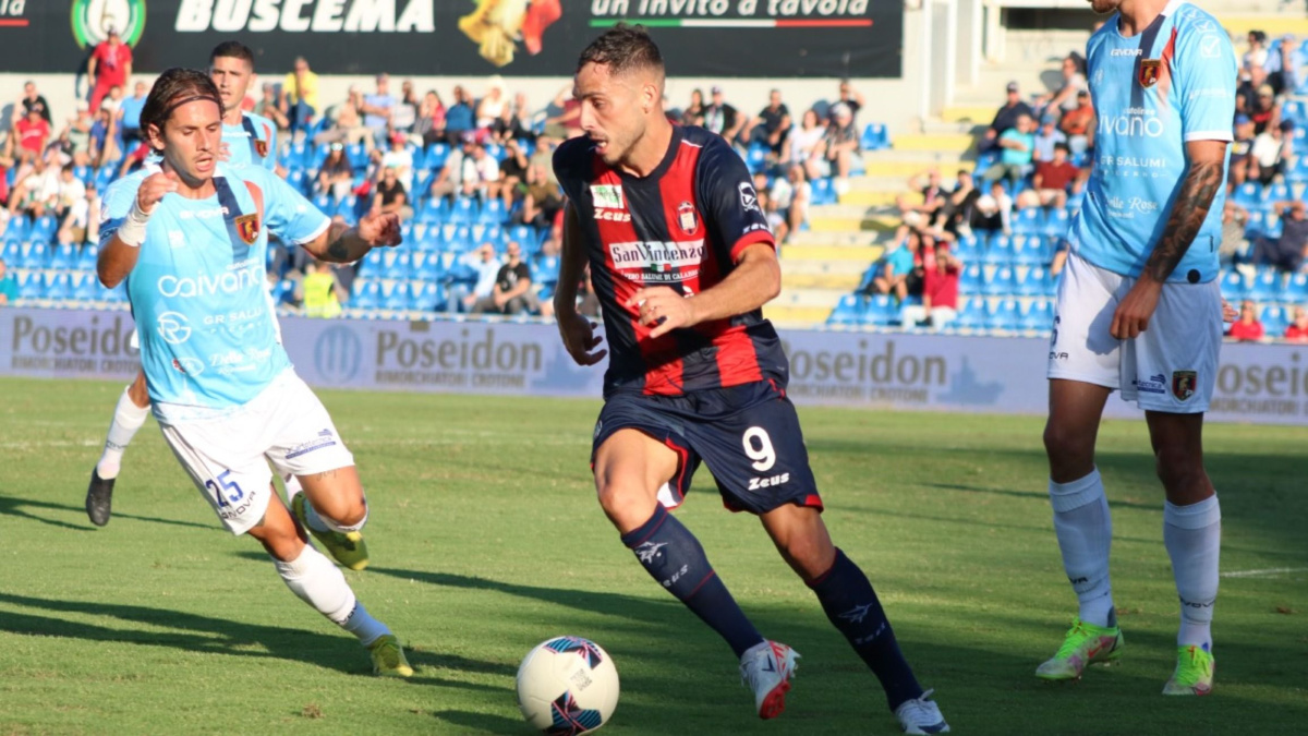 Calciomercato, la Salernitana punta Gomez: il Crotone fissa il prezzo