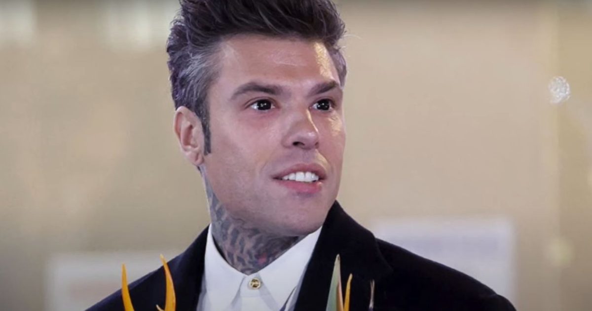 Fedez a Sanremo 2025: lentine speciali, occhi neri e pupille dilatate