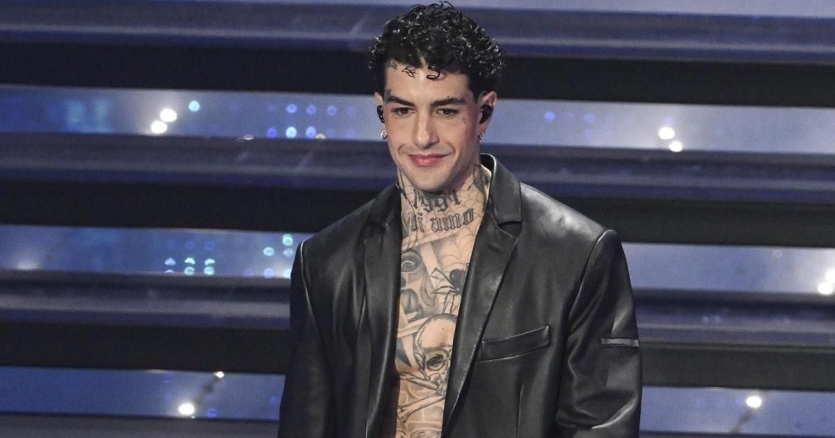 Sanremo: Tony Effe indispettito per la collana che ha dovuto togliere ...