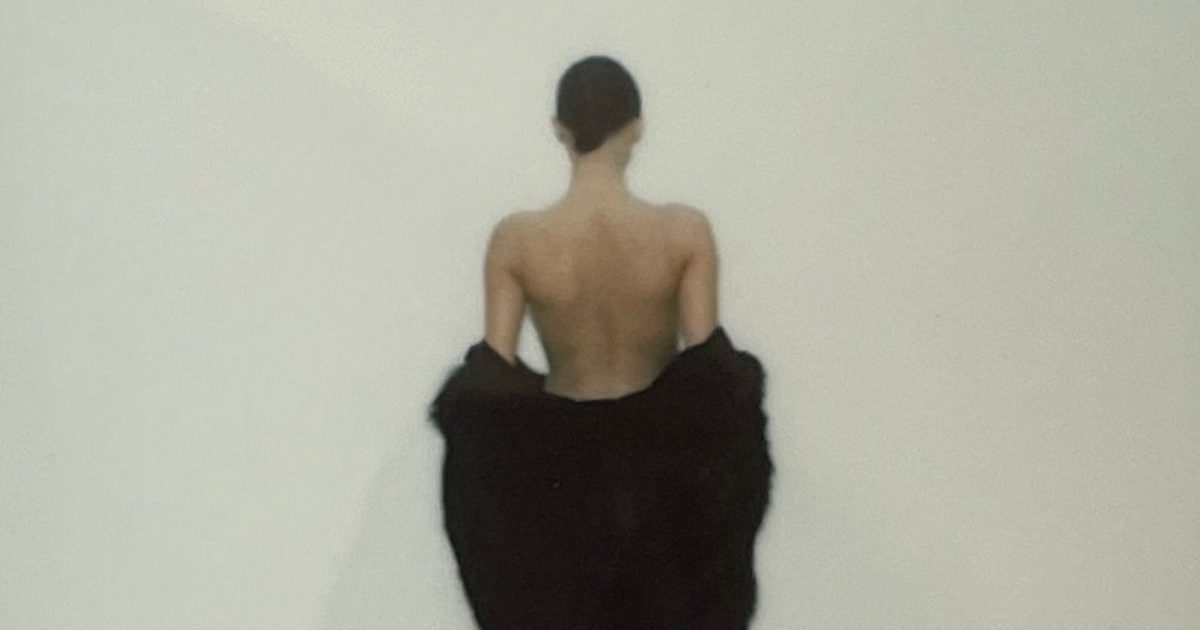 Bianca Censori e il suo outfit scandaloso ai Grammy Awards